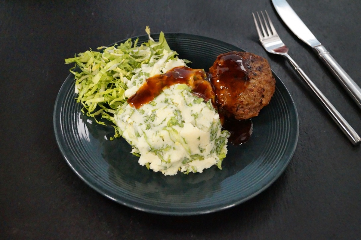 Stamppot rauwe andijvie met bal gehakt naar Oma's recept - DeliciJo's ...